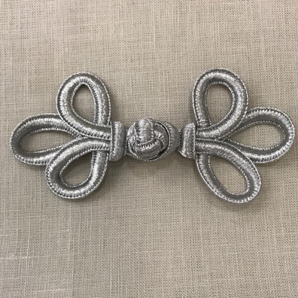 Sergent Pepper Lurex Frog Fastening, col. Light Silver - La Mercerie ...